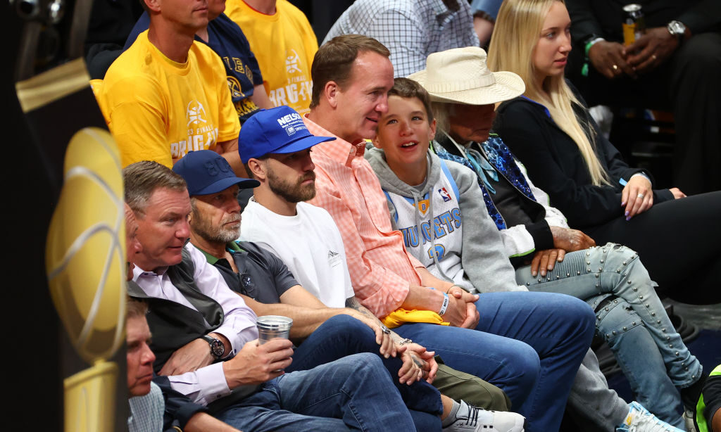 Manning takes brief break from NBA Finals to worry about Chiefs